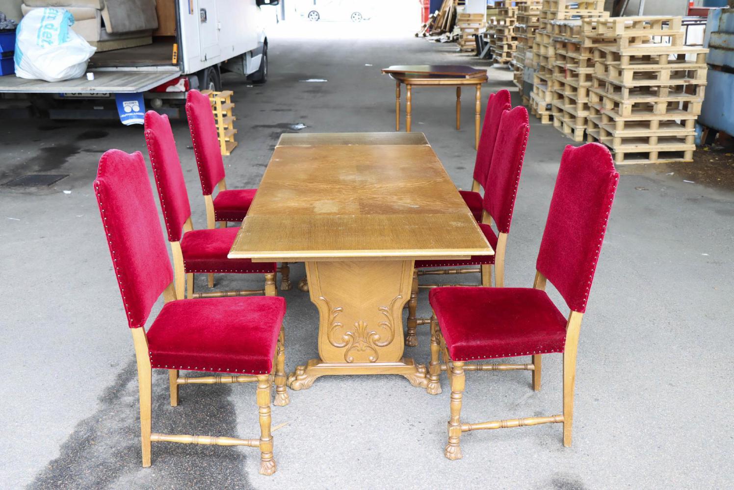 Matbord med Lejonfötter och 6 stolar | Auktion.se