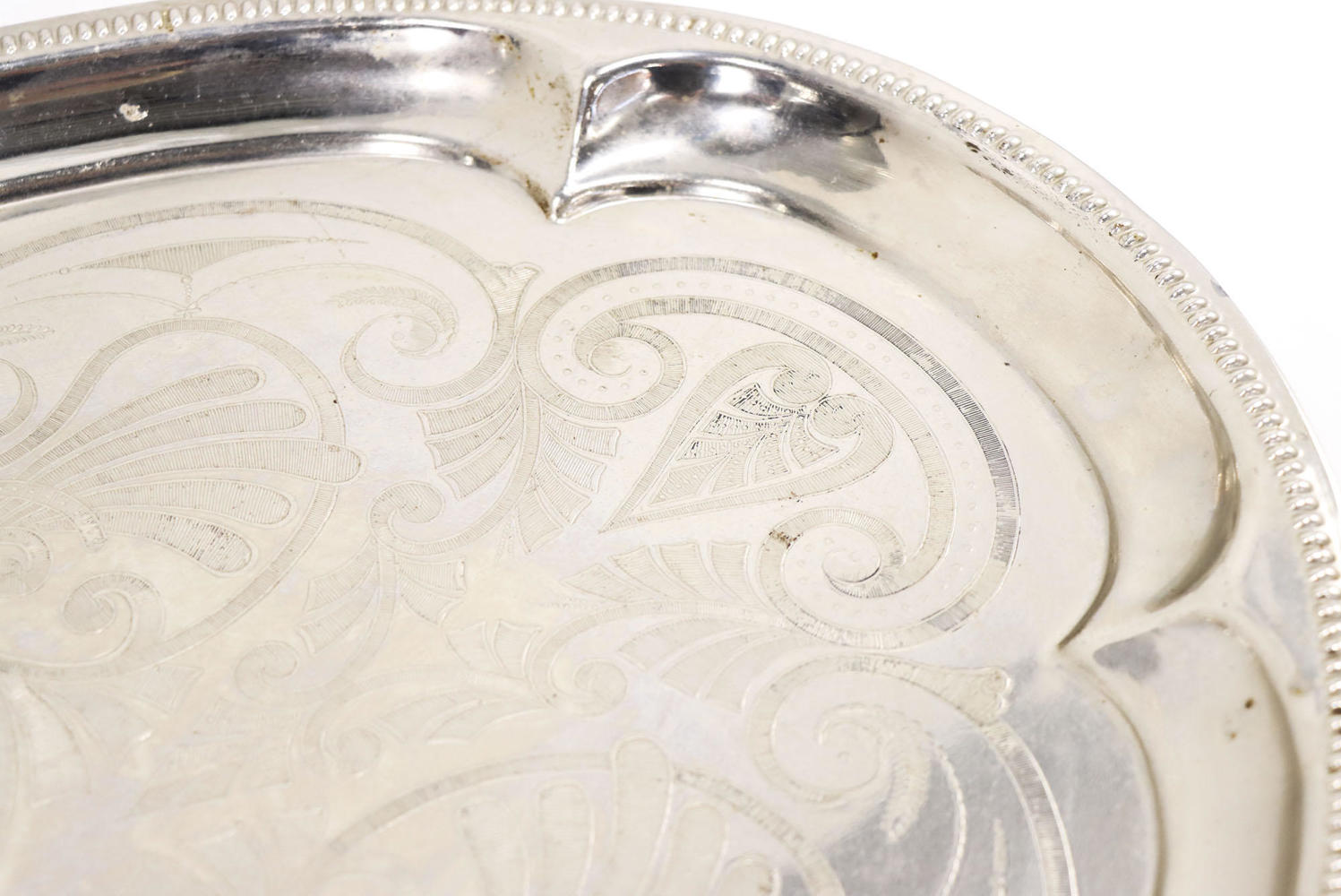 Bricka i metall | Auktion.se